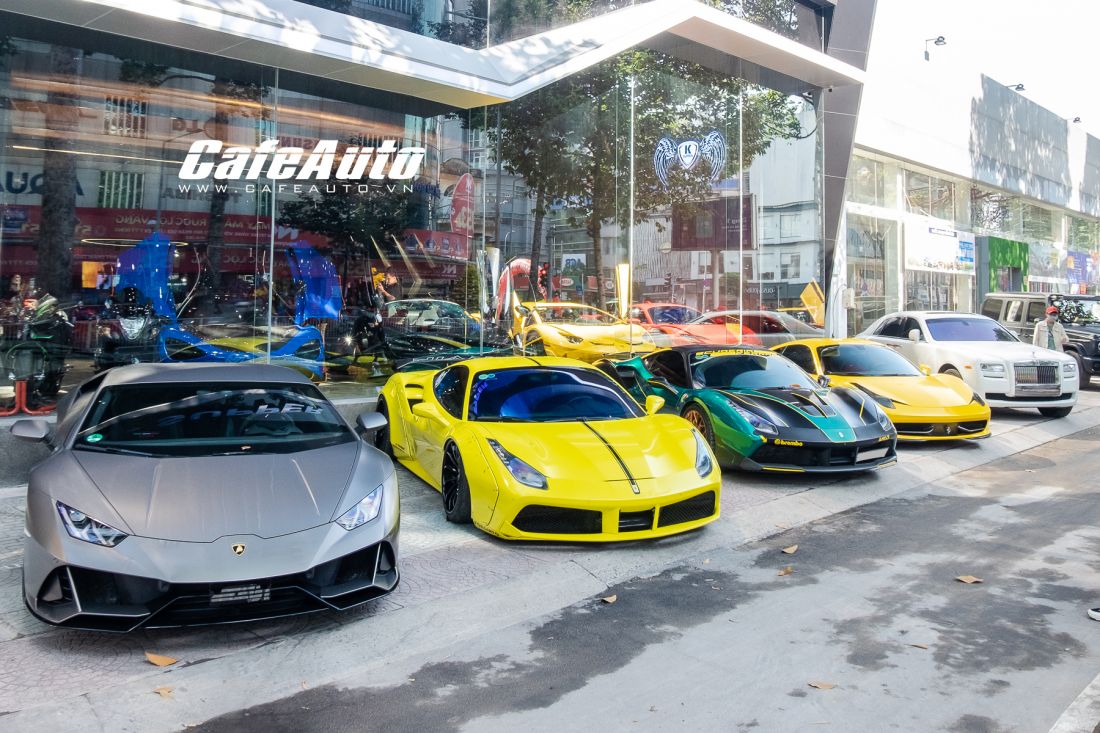 Ngắm dàn xe trăm tỷ trưng bày tại showroom xe vừa khai trương tại TP.HCM