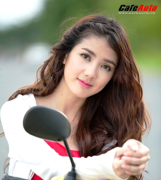 Ngắm hotgirl Linh Napie dịu dàng với Kymco Candy Hi 50