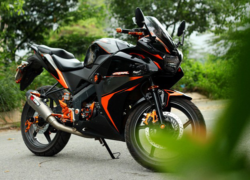 Honda CBR150R với tem xe và phối màu hiện đại ở Sài Gòn