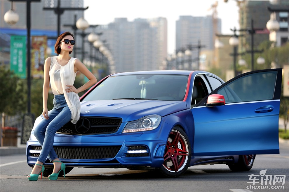 Mercedes-Benz C260 độ đọ dáng cùng chân dài